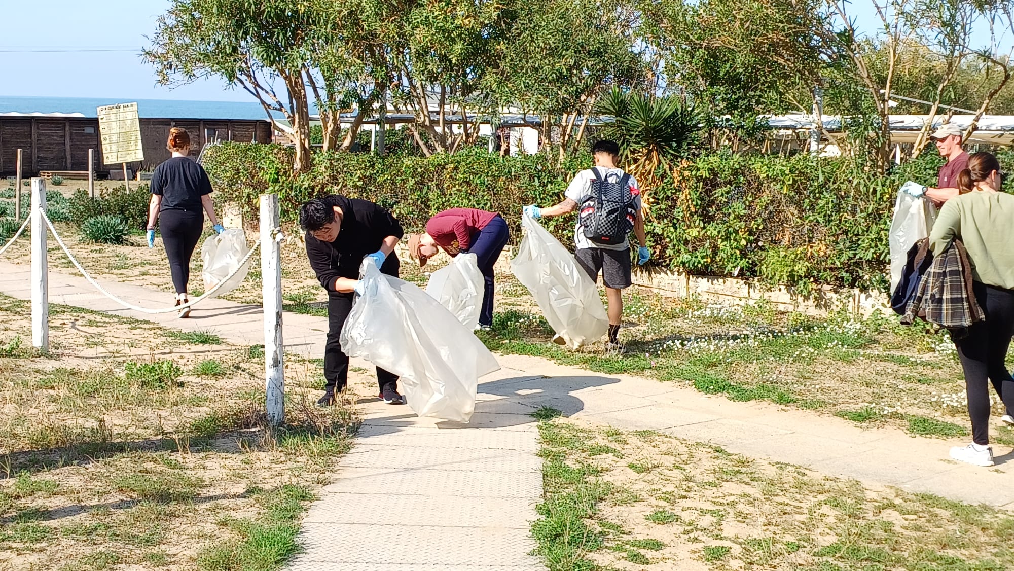 GAETA - USA, soldati volontari ripuliscano la spiaggia di Serapo - Il ...