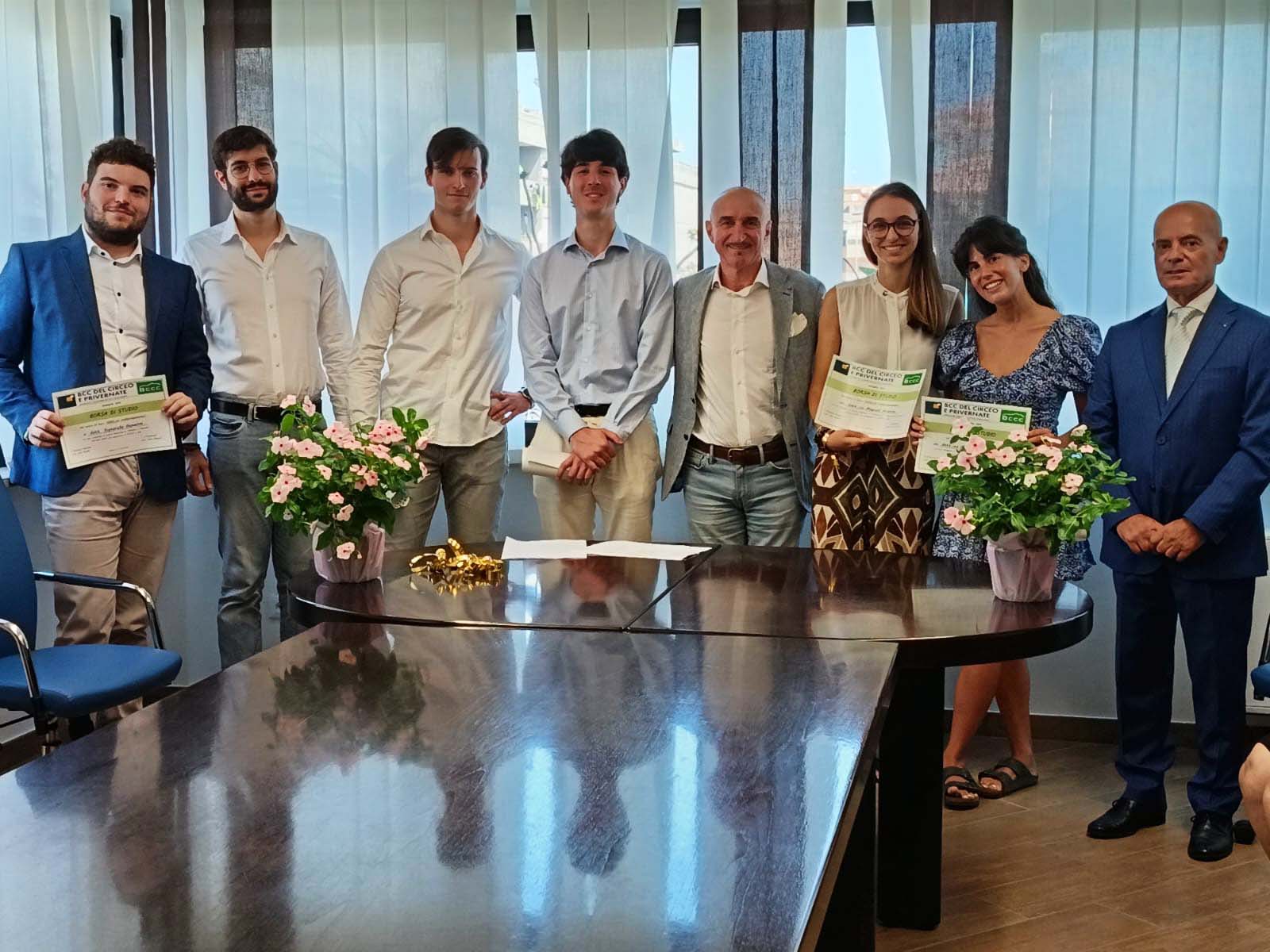 𝐋𝐀𝐓𝐈𝐍𝐀 - 𝐋𝐚 𝐁𝐂𝐂 𝐩𝐫𝐞𝐦𝐢𝐚 𝐢 𝐥𝐚𝐮𝐫𝐞𝐚𝐭𝐢 𝐩𝐢𝐮̀ 𝐛𝐫𝐚𝐯𝐢, 𝐧𝐞𝐢 𝐠𝐢𝐨𝐫𝐧𝐢 𝐬𝐜𝐨𝐫𝐬𝐢 𝐥𝐚 ...