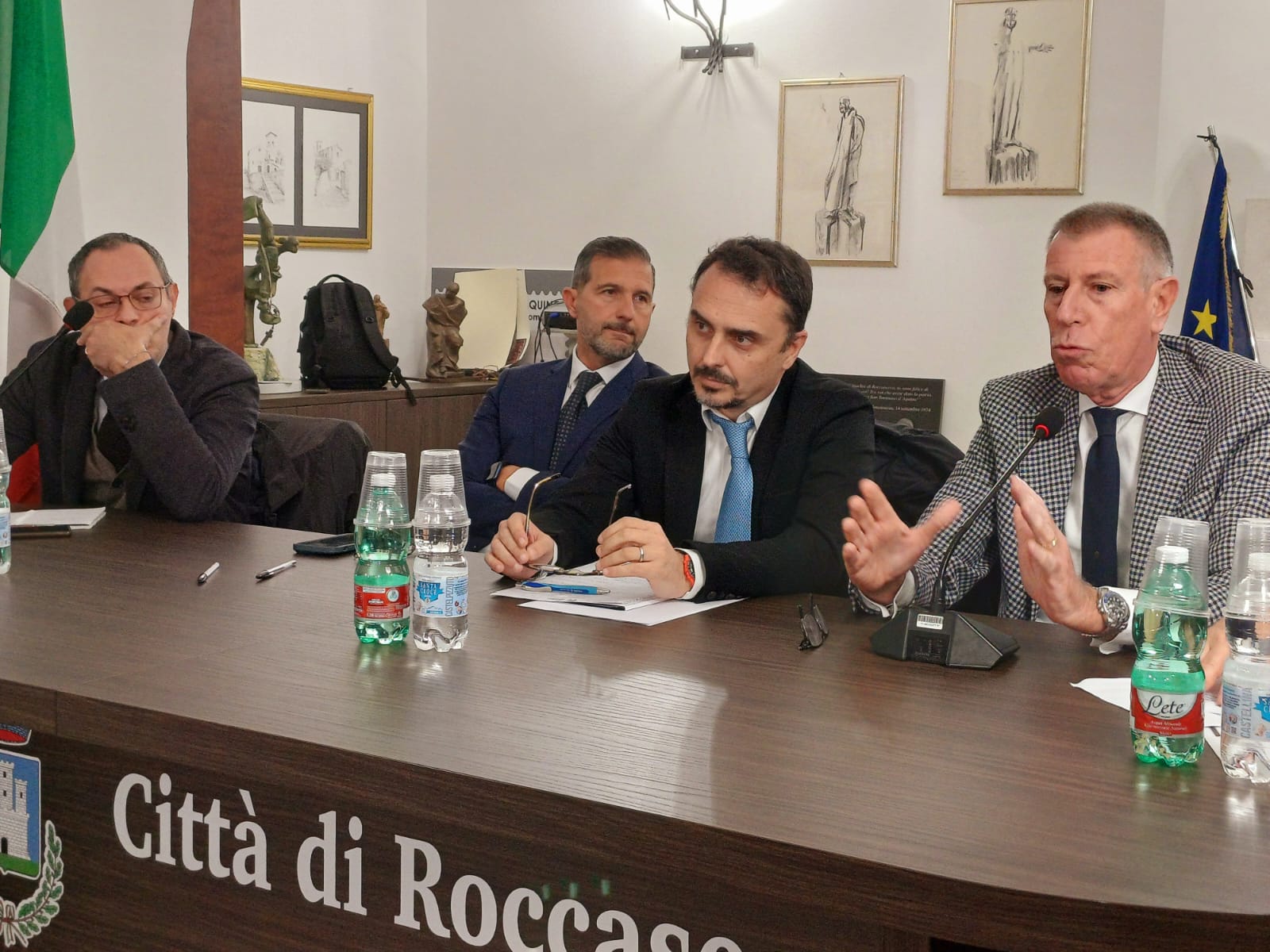 𝐑𝐎𝐂𝐂𝐀𝐒𝐄𝐂𝐂𝐀 - 𝐈𝐧 𝐂𝐨𝐦𝐮𝐧𝐞 𝐮𝐧 𝐢𝐧𝐜𝐨𝐧𝐭𝐫𝐨-𝐝𝐢𝐛𝐚𝐭𝐭𝐢𝐭𝐨 𝐬𝐮𝐥𝐥𝐚 𝐓𝐀𝐕 𝐢𝐧 𝐂𝐢𝐨𝐜𝐢𝐚𝐫𝐢𝐚 ...